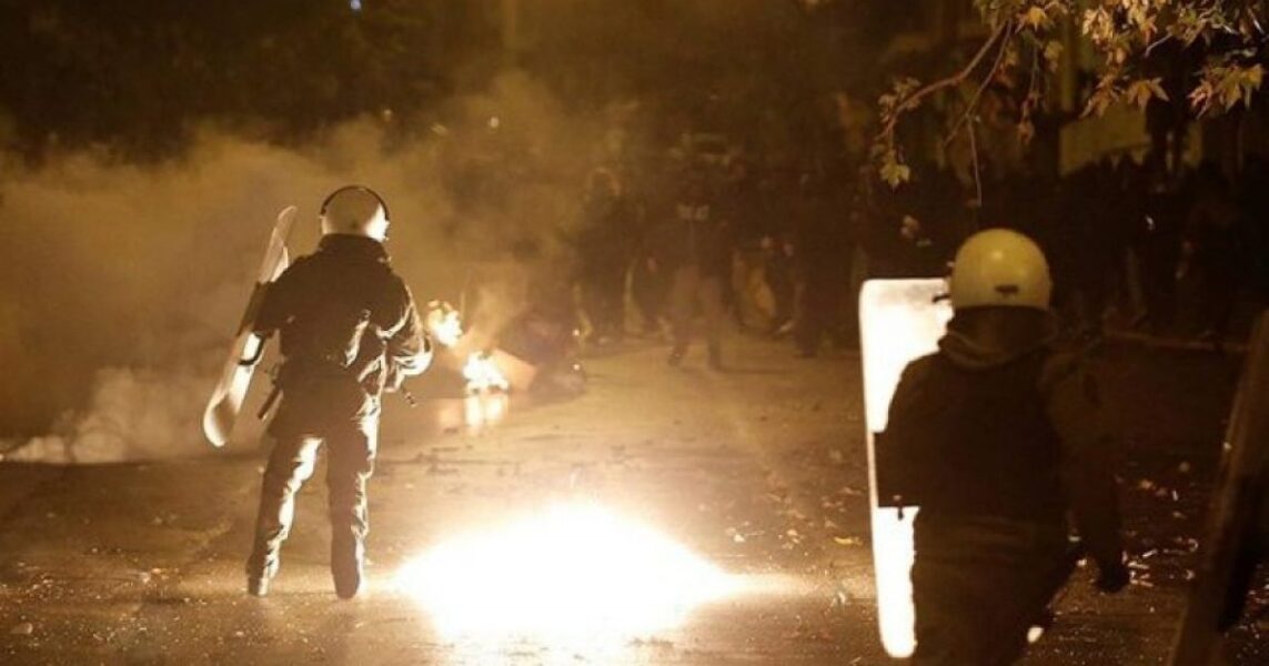 Digjet flamuri shqiptar në Athinë: Hakmarrje, dëgjoni mirë derra ... Digjet flamuri shqiptar në Athinë: Hakmarrje, dëgjoni mirë derra ...